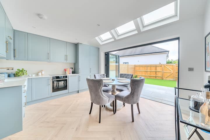 Luxury New 2 Bed Cottage - Weybridge Town Centre - Woking