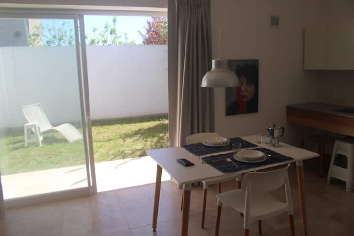 Monoambiente Con Galería, Jardín Y Cochera - La Plata, Argentina