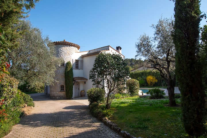 Sleeps 8 - 3 Bathrooms - Ac
- 10 Min Walk Valbonne - Pégomas