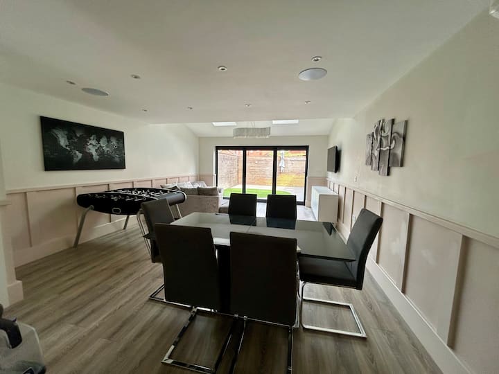 Large Modern 5 Bedroom House - Bedford