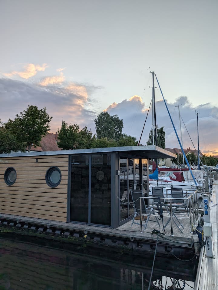 Hausboot Tommi Ruhig Im Hafen Nah An Der Altstadt - Stralsund