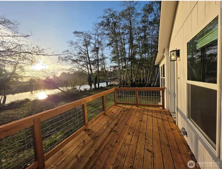 River Front Retreat 2 - Hot Tub & Fire Pit - Aberdeen, WA