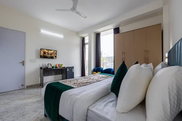 Elegant 4+1 Br Retreat Near Yashobhoomi • Balcony - Delhi
