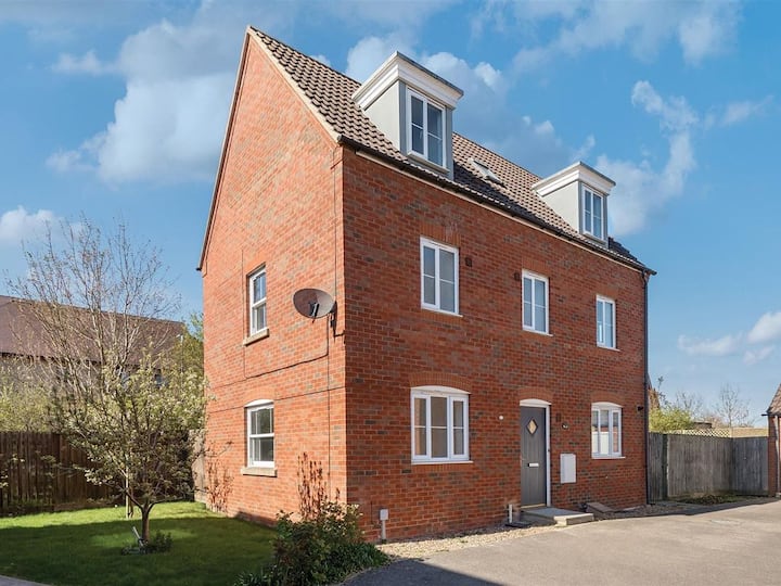 The Bedford Retreat | Sleeps 7 | Hot Tub Escape - St Neots