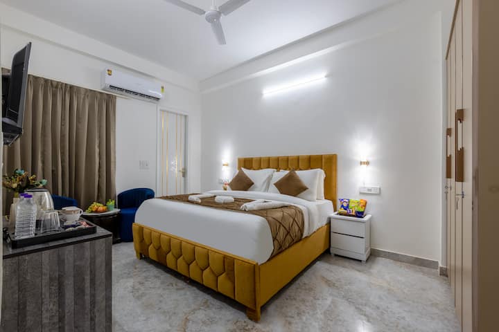 Stylish 4+1 Br Haven Near Yashobhoomi • Balcony - Delhi