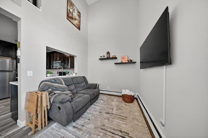 Stunning Riverview 2 Bed 1.5 Bath High Rise Condo - Cedar Rapids, IA