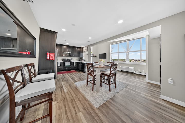 Stunning Riverview 2 Bed 1.5 Bath High Rise Condo - Cedar Rapids, IA