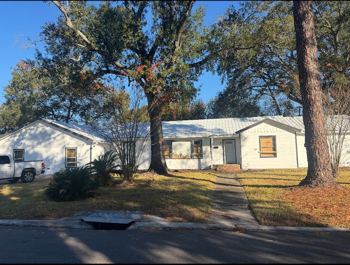 House Is Set Up Like Duplex Triplex. - Beaumont, TX