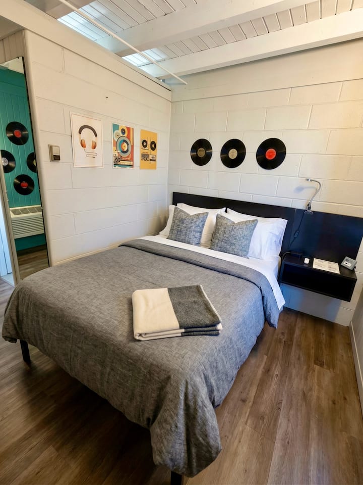 The Vinyl Lounge At The Cedar - Port Clinton, OH