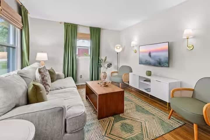 Tropical Bungalow | Hot Tub · Patio · Full Kitchen - Spectrum Center