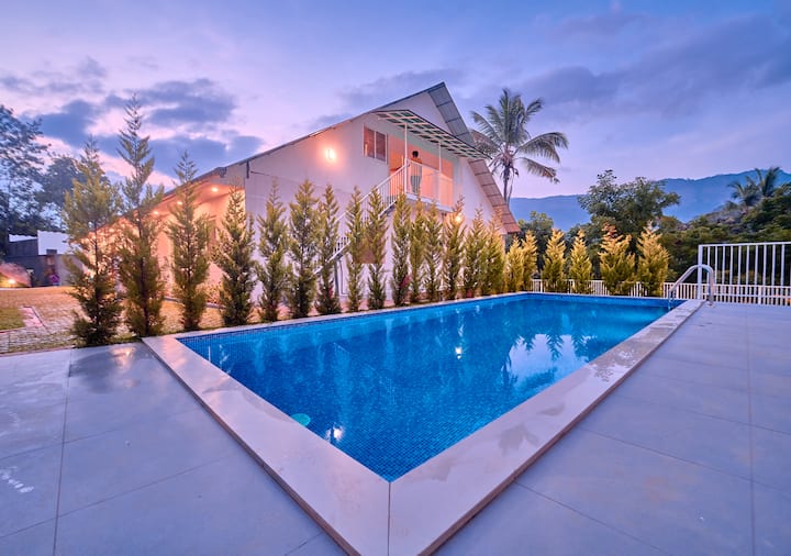 Private Balcony Room With Jacuzzi In Munnar - Munnar