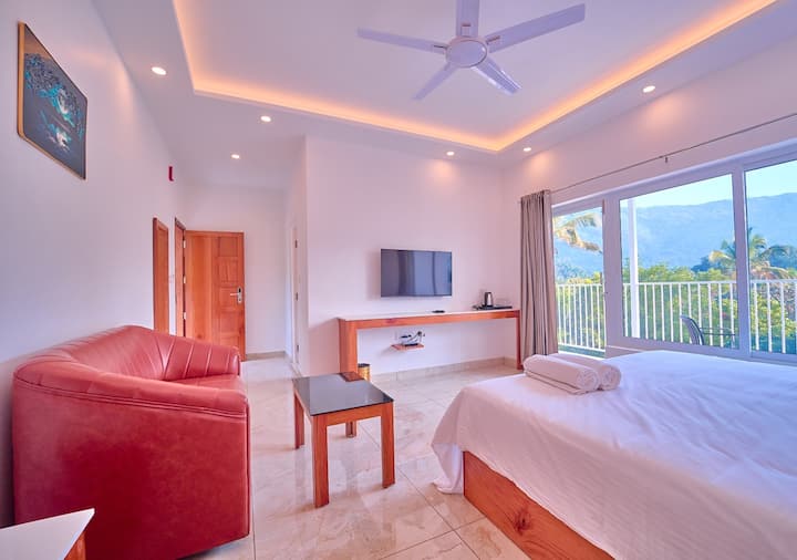 Private Balcony Room With Jacuzzi In Munnar - Munnar
