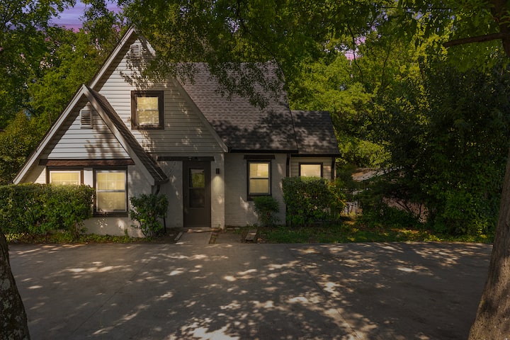 Cozy Cottage | 2 Baths | Near Uptown, Airport, Wwc - Charlotte