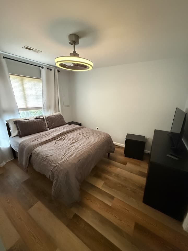 Cozy Private Room In Modern Frederick Townhome - Frederick, MD
