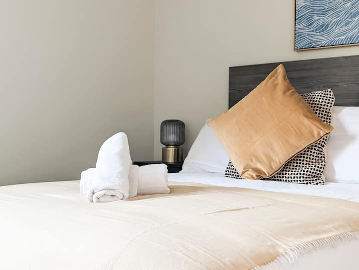 Marlowe  Deluxe Double, Ensuite & Extra Space - Southport