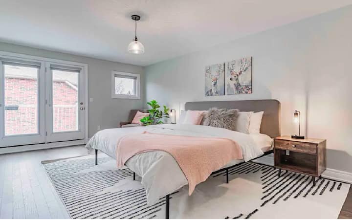 Modern Townhome Close To Wonderland - Toronto, ON