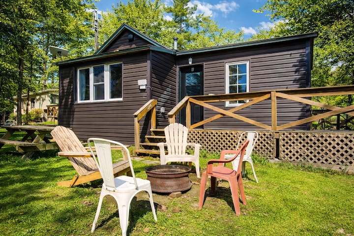 Whispering Pines Retreat 3-bdr Cottage #7 - Gravenhurst