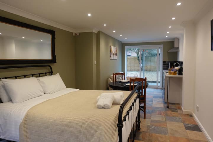 Modern Bicester Studio | Self-contained + Parking - 比斯特