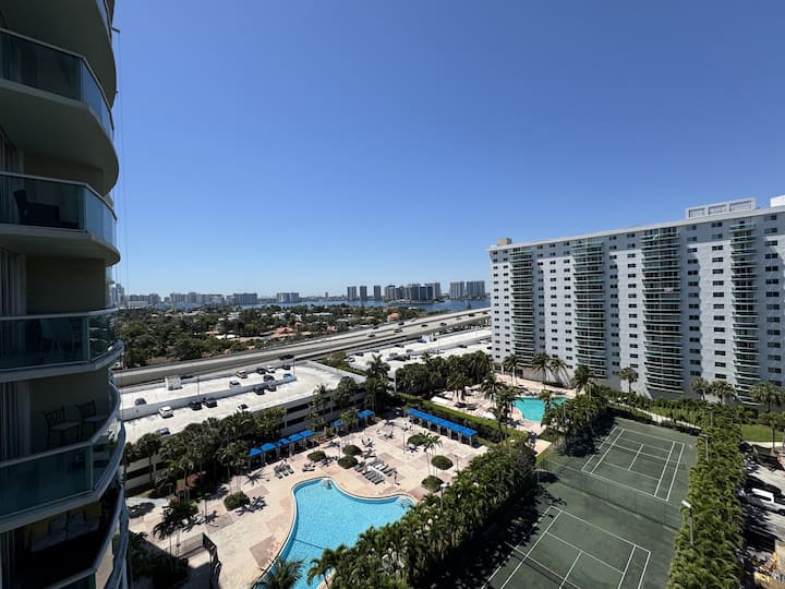 Sunny Isles Apt • 1 Block To Beach • Free Parking - Sunny Isles Beach, FL