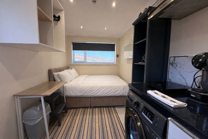 Modern Compact Studio Apartment Near City Centre - 콜체스터