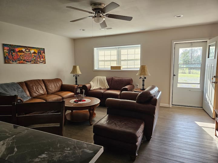 Quiet, Cute 2 Bedroom Apartment - Decatur, TN