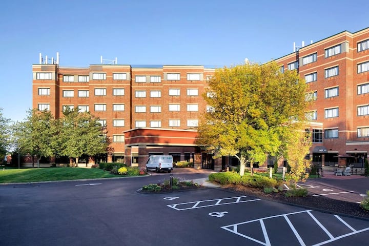 Pwm Airport 2 Queens Room W/ Breakfast, Pool & Gym - Portland, ME