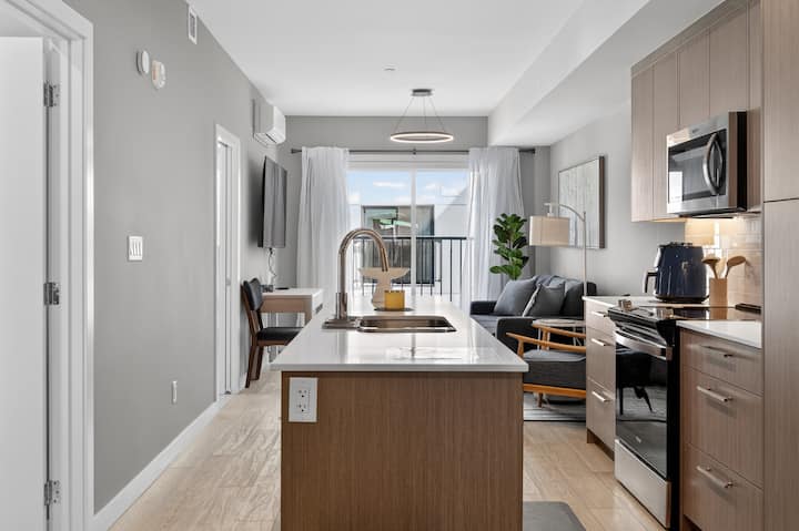 King Bed | 2 Bedrm | Min To Stampede | Ug Prk | Ac - Calgary