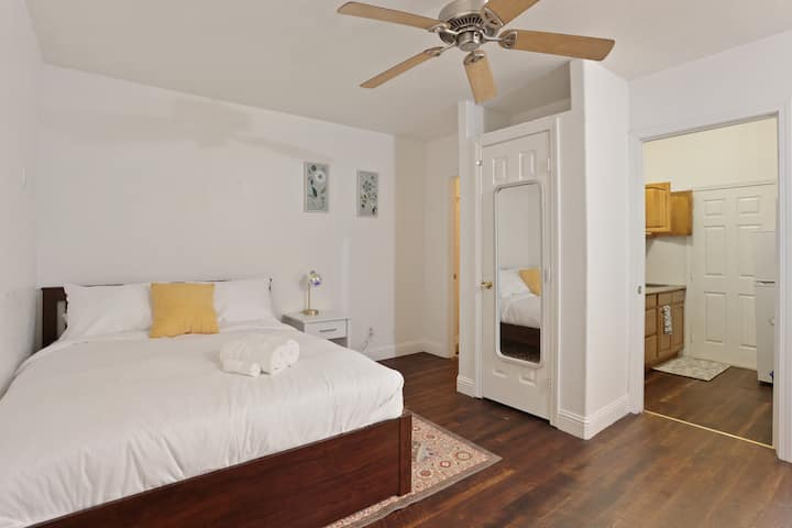 Prime 2br Upstairs Unit In The Heart Of Sacramento - Sacramento, CA
