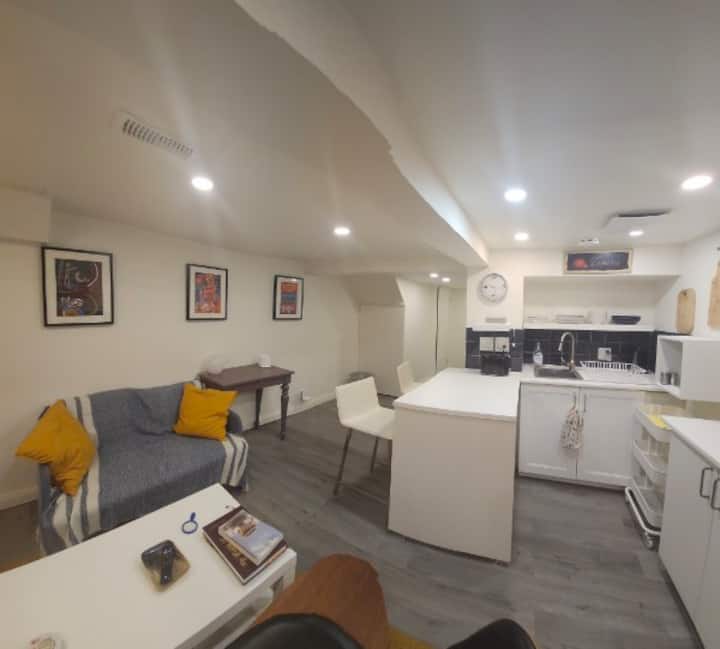 Private Basement Suite Greektown Near Subway - Toronto