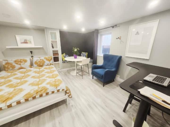 Private Basement Suite Greektown Near Subway - Toronto