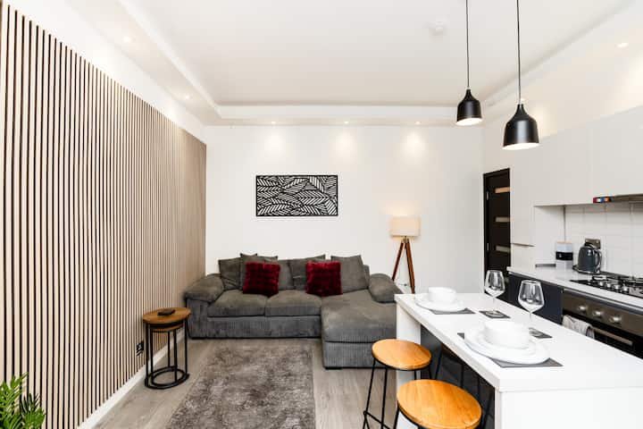 Parking |Sleeps 2|1 Bedroom |New Interior - Aberdeen