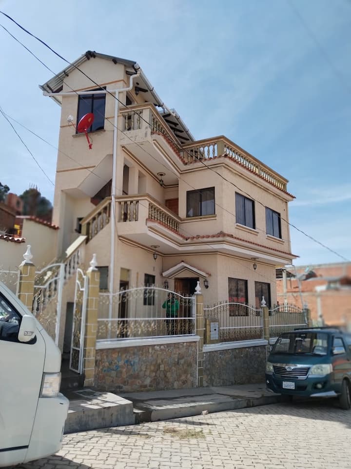 Casa Familiar Con Terraza Y Vista Al Lago - Yunguyo