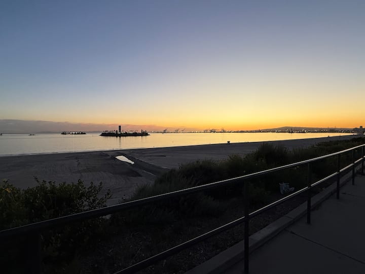 3 Bedroom Oceanfront Retreat Steps From The Sand - Long Beach, CA