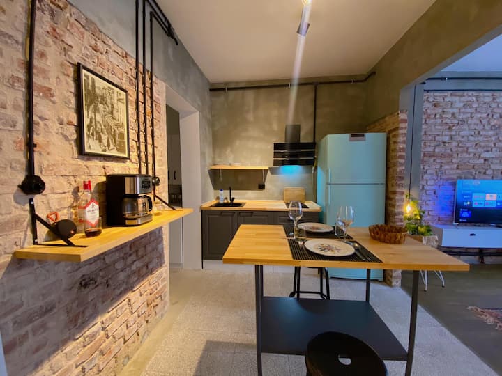 Stylish Renovated Home With Exposed Brick - Beyoğlu