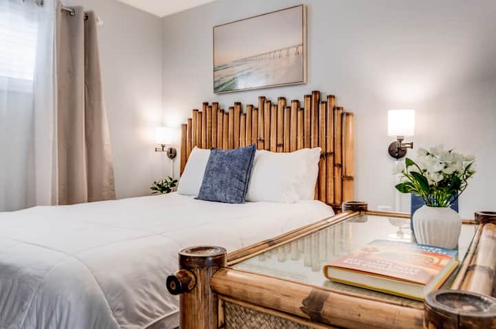 Coastal Escape 2br | Walk To Beach + Boardwalk - Virginia Beach, VA