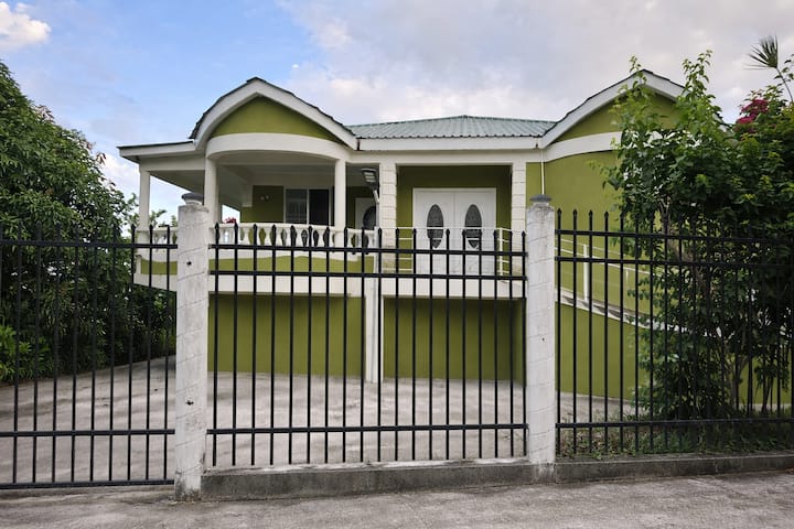 Sweet Escape Apartments (4 Bedrooms) - Roseau