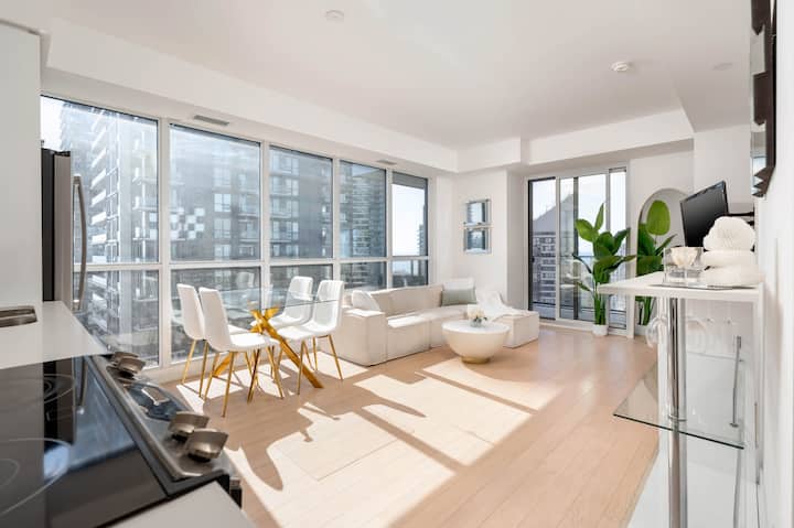 Stunning Lakeview Suite With Parking - Toronto, ON