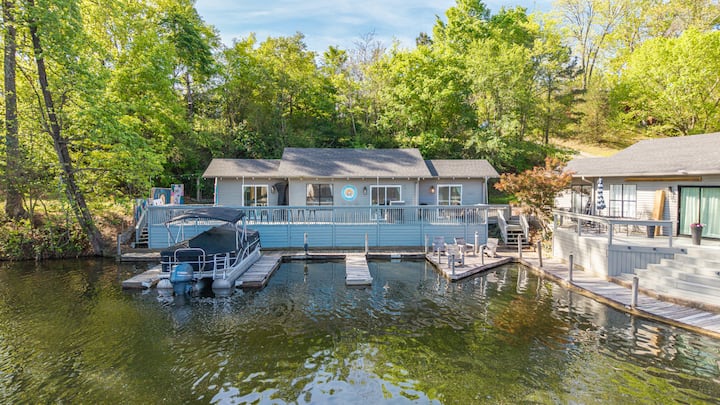 Lakefront Getaway W/ Boat Slip + Patio | Sleeps 8 - Lake Hamilton, AR
