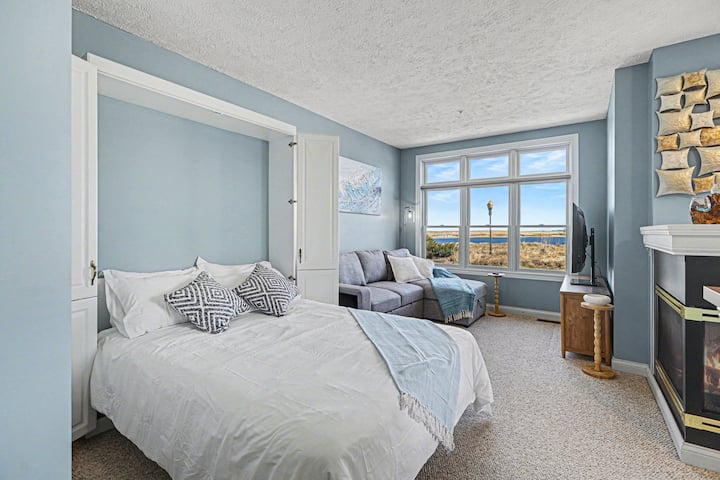 Waterview Studio At Beach, Pools - Manistee, MI