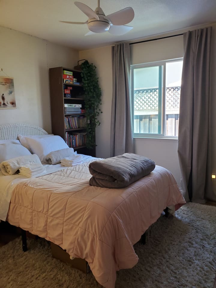 Bedr#2
Quiet Full Bed With Breakfast And Coffee - Petaluma, CA