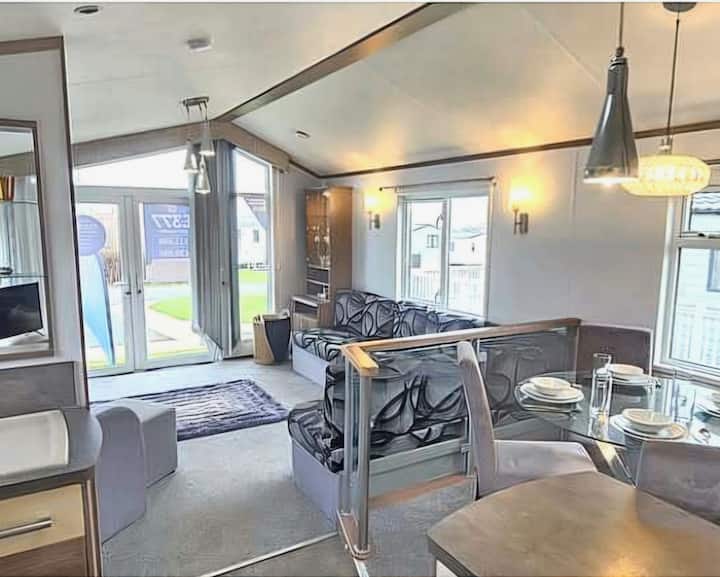 Coastal Lodge Isle Of Wight | Decking | Parking - Isle of Wight