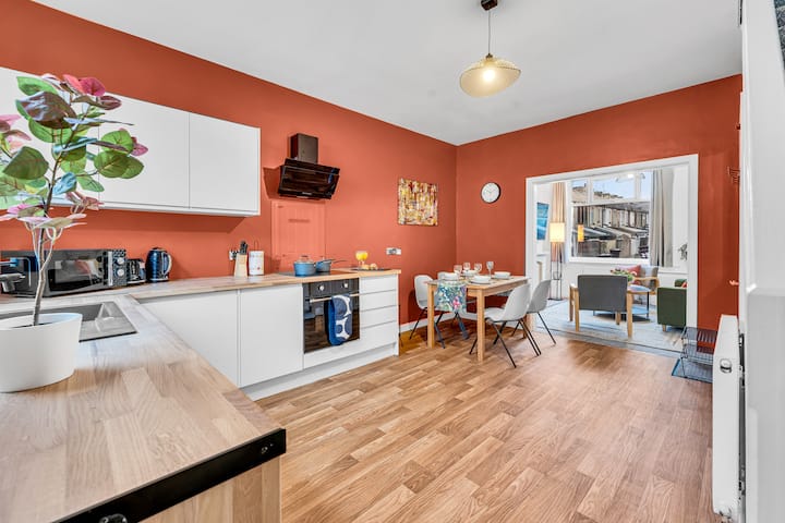 Long Stays | Modern | Nelson | Sleeps 3 | J10 M65 - Burnley