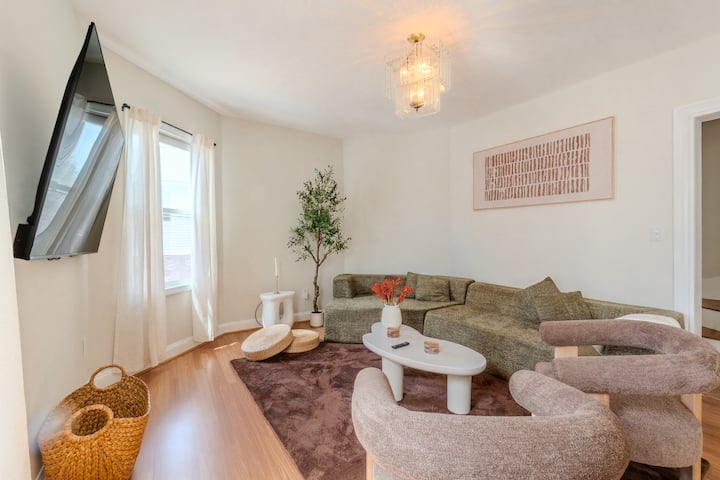 8 Bed Somerville Retreat
<10 Min To Tufts+harvard - Boston