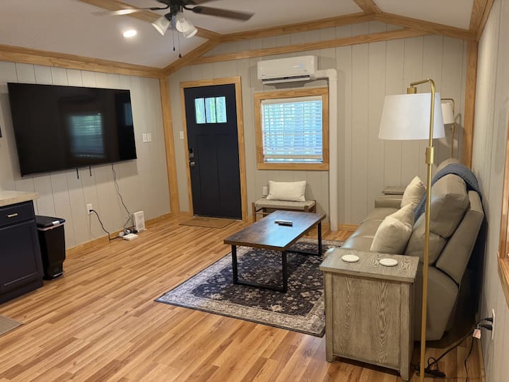 Cabin On Black Rd - Alabama