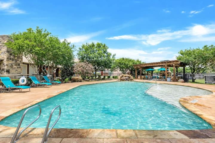The Axis | Contemporary 1br | Pool & Gym - Farmers Branch, TX