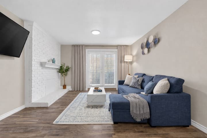 Luxury Addison Retreat | Pool • Gym • King Bed - Carrollton, TX
