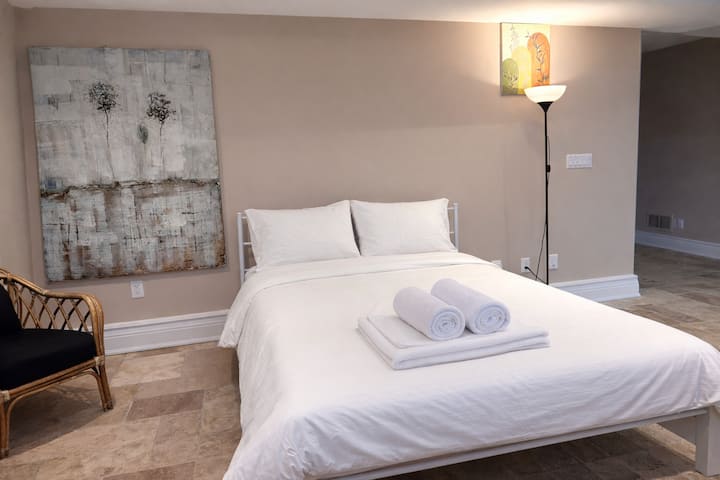 Lake Suite Sleeps 4 Private Entry Extra Bed - Aurora