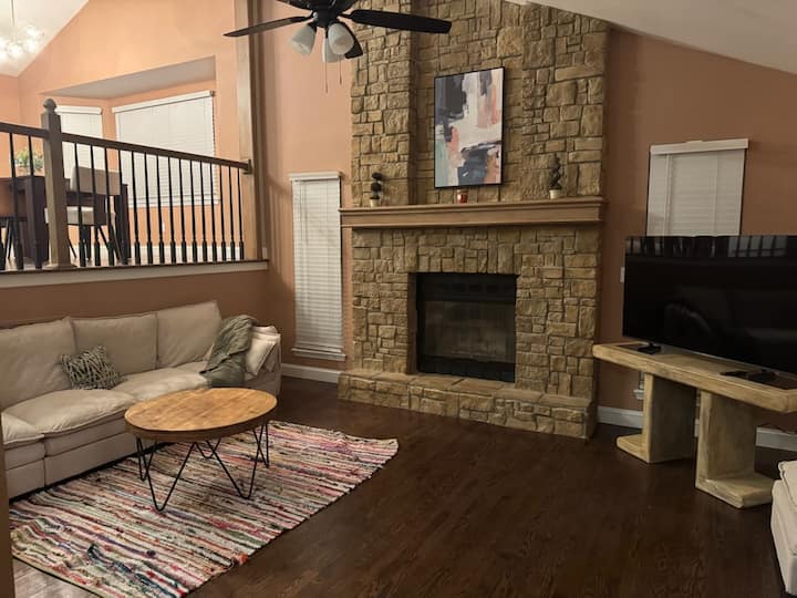 Private Cul-de-sac Home Near Downtown Lee’s Summit - Lee's Summit, MO