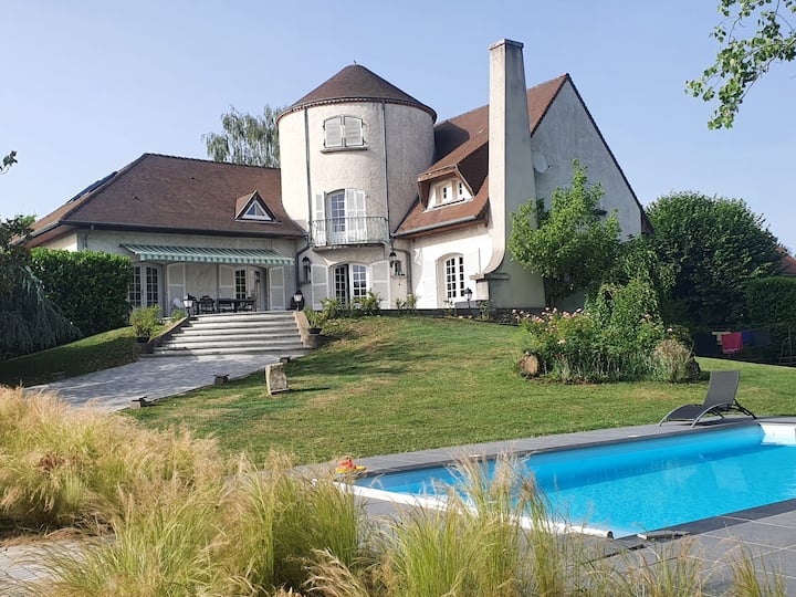 Maison Centre-ville Avec Terrain Arboré Et Piscine - ibis Issoire