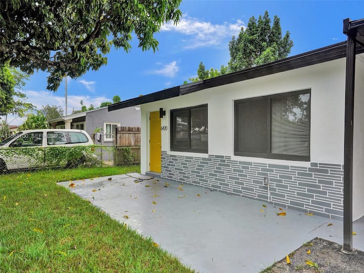 6420 Near Hard Rock Stadium - Miramar, FL